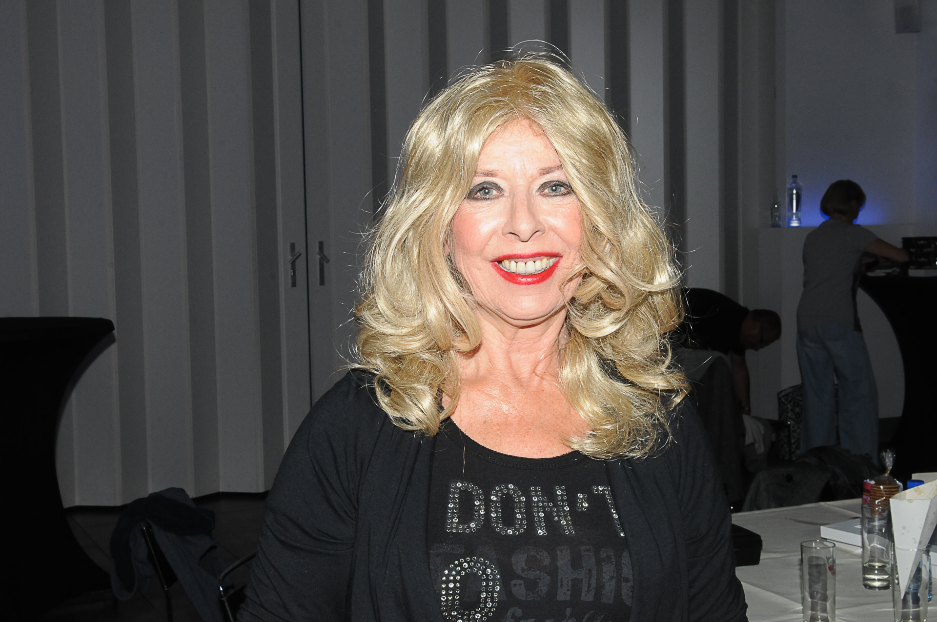 Bonnie St. Claire in het gips - Mudoo.nl